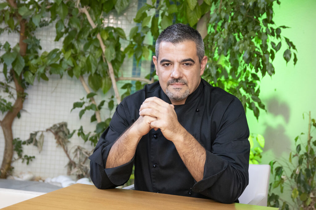 ΓΙΩΡΓΟΣ ΚΟΡΟΛΗΣ | Ο CHEF ΠΟΥ ΤΑΥΤΙΣΤΗΚΕ ΜΕ ΤΗ ΘΑΛΑΣΣΑ ΑΠΟΚΑΛΥΠΤΕΙ ΤΗ ...